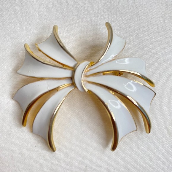 Torino | Jewelry | Torino Brooch Gold Tone Trim White Enamel Bow | Poshmark